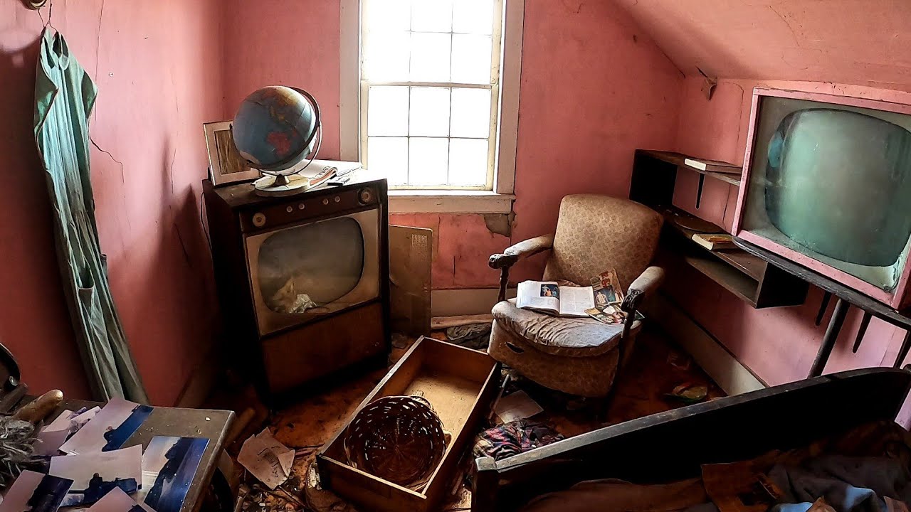 Exploring a Creepy Abandoned Farm House - YouTube