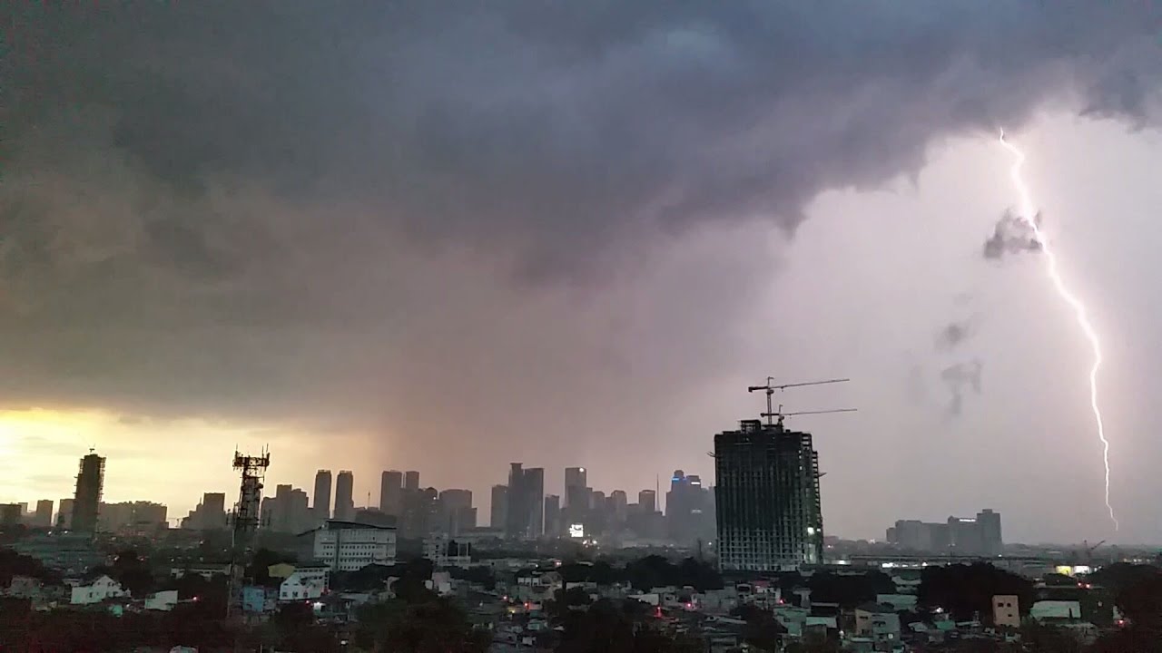 Slow Moving Thunderstorm In Manila. - YouTube