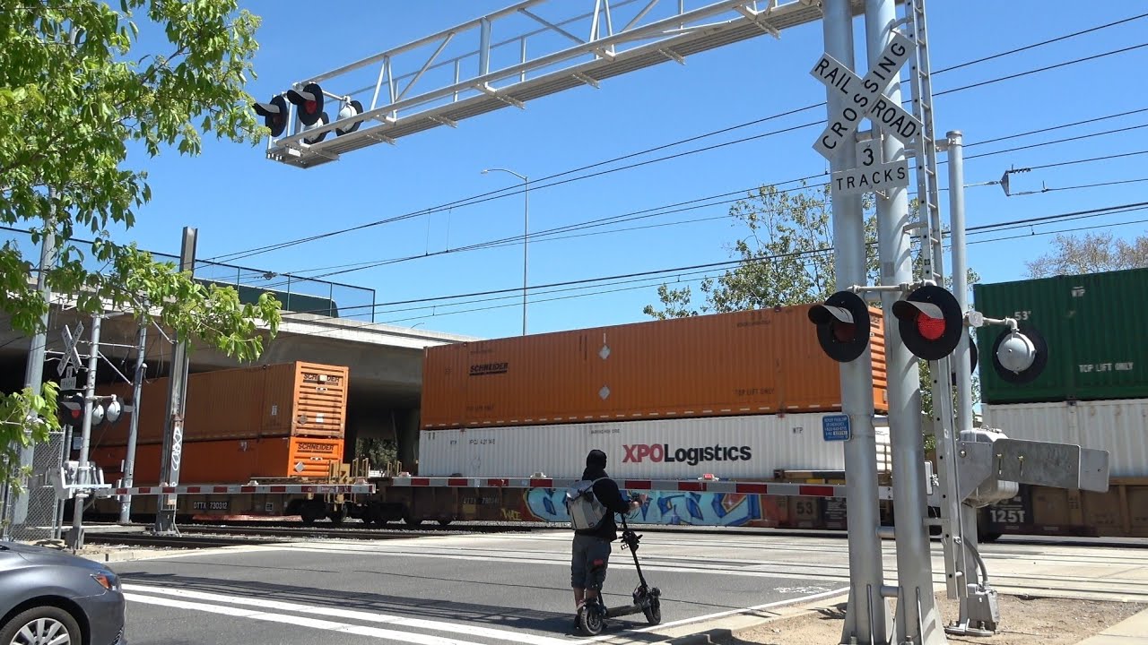 UP 7397 Z-Train Intermodal & SACRT - X St. Railroad Crossing Sacramento ...