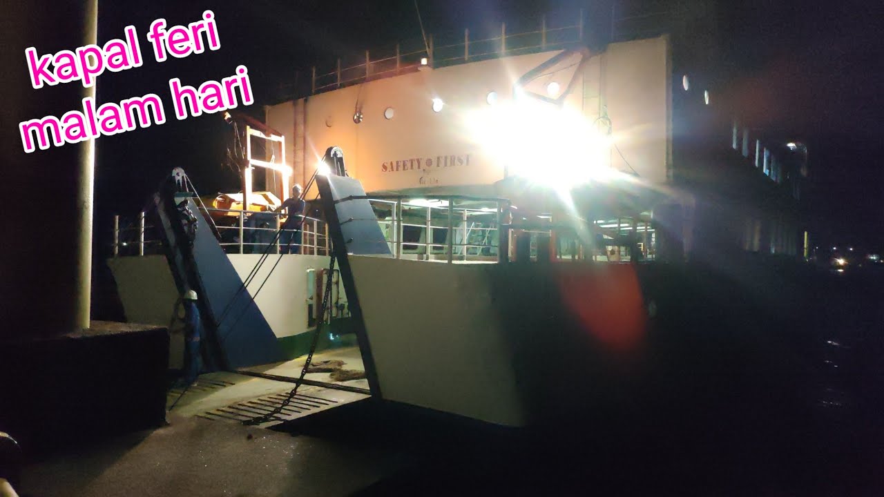 bongkar muat kapal peri malam hari - YouTube