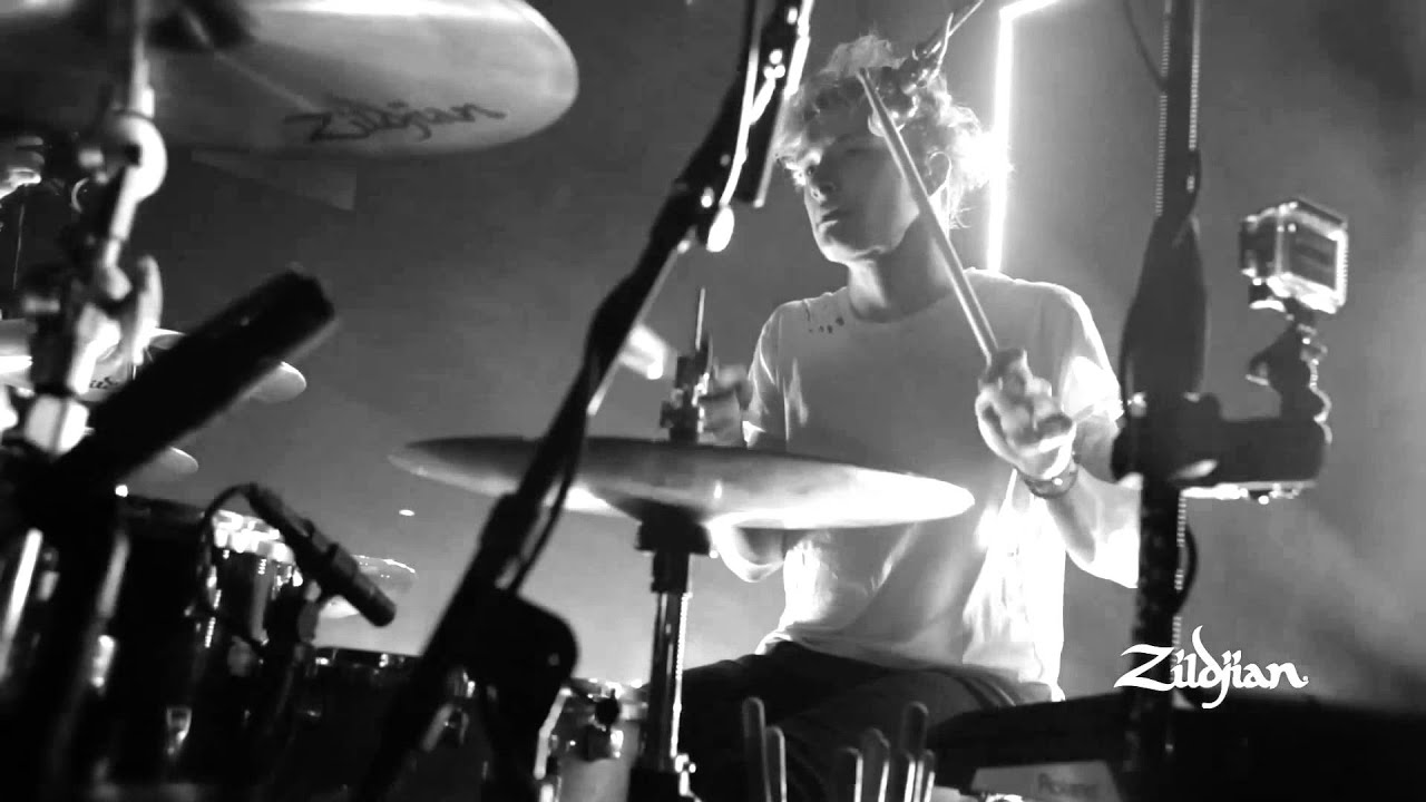 George Daniel Tocando Bateria