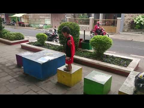 Adek kaka main di taman part2