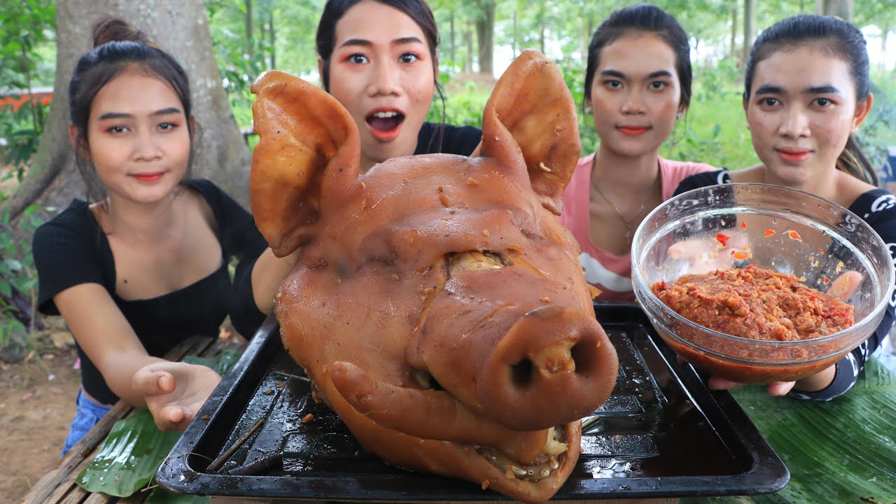 Cooking and eating head pork curry with chili sauce - Mukbang head pork ...