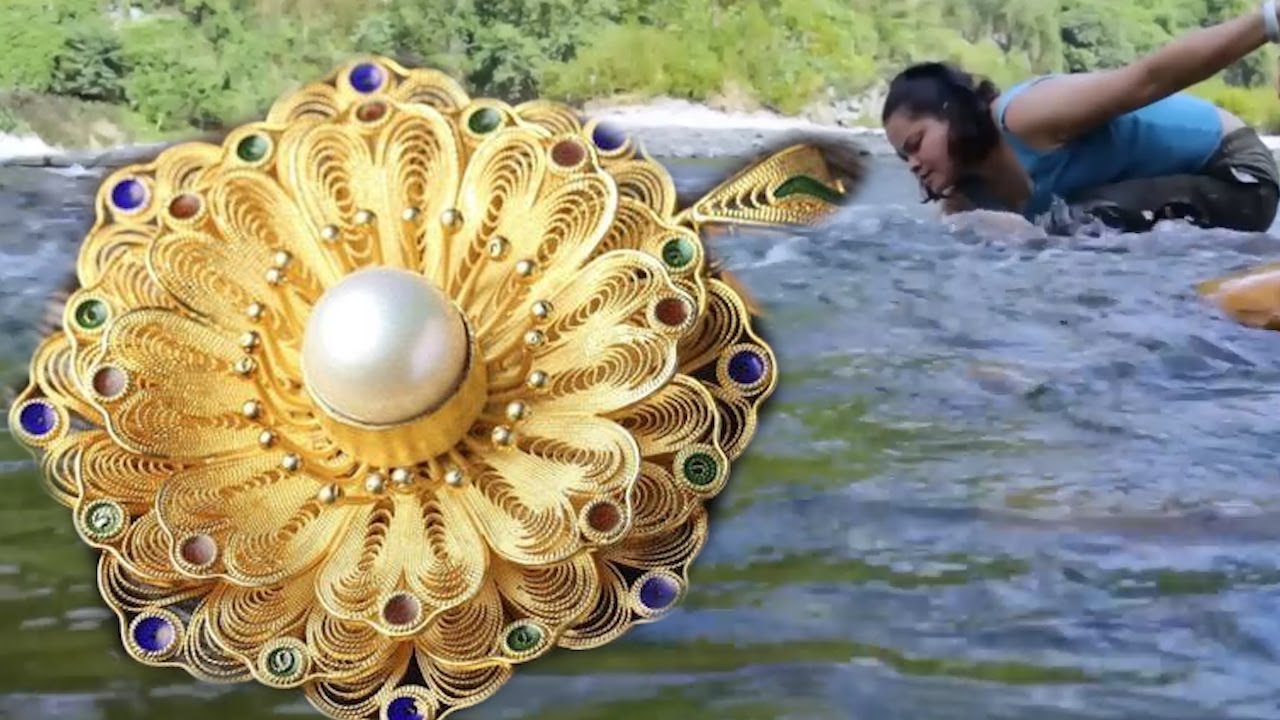 😱🎁🎁 In the huge fan shell, the girl went to collect top natural pearls ...