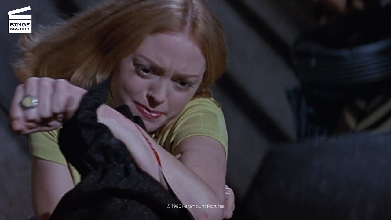 Scream : Écrasée par la porte du garage (CLIP HD) - YouTube