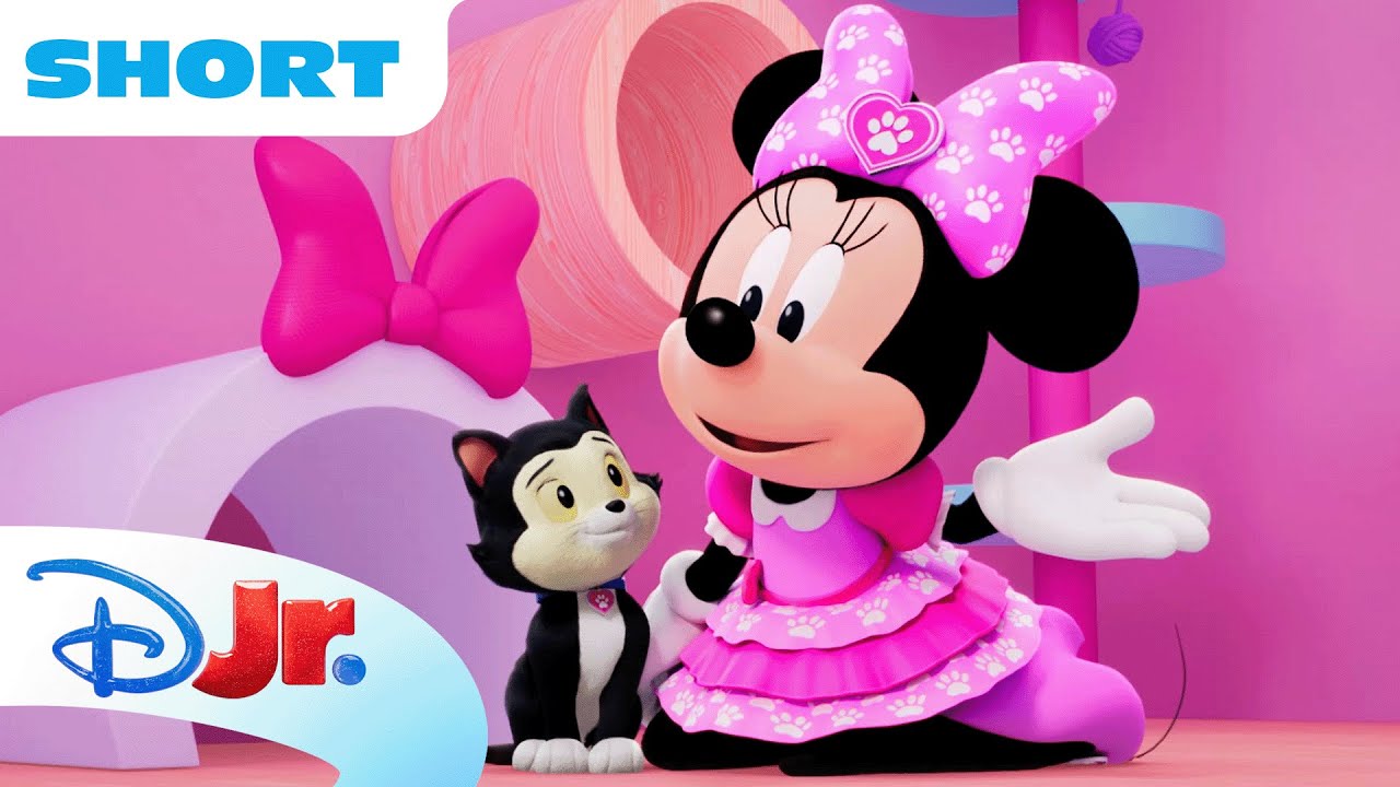 Minnie and Daisy Teach the Pets the Minnie Slide! 🪩🎀 | Minnie's Bow ...