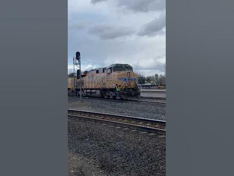 UP 7780 leads an all GEVO power move - YouTube