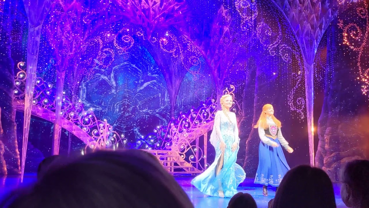 Frozen curtain call at the Theatre Royal Drury Lane - November 2021 ...