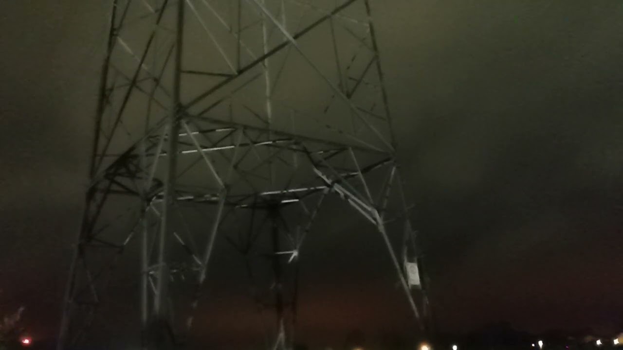 Lignes 380 KV l'effet de pointe ou l'effet couronne ⚡⚡⚡Bonne nuit 🌙 ...