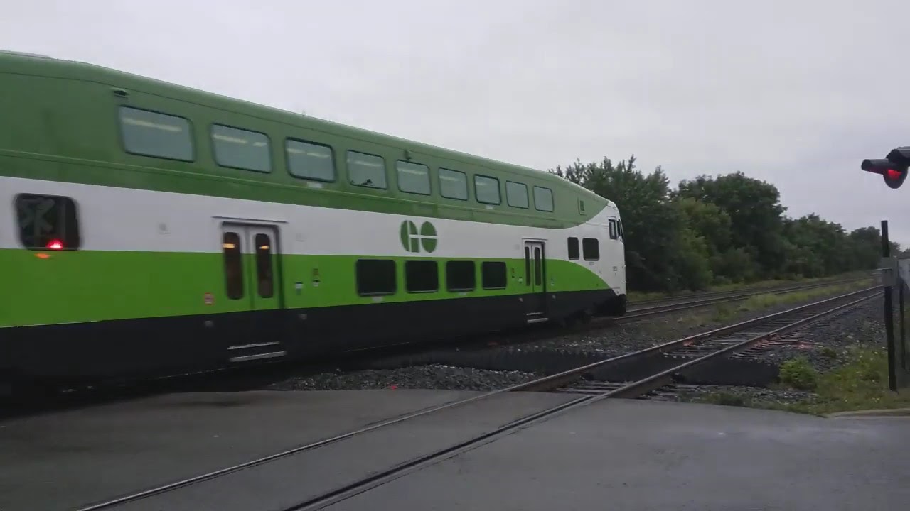 (Express) (2 Mid Old Cab Cars 205 & 227) GO Transit 323 With 656 Flies ...
