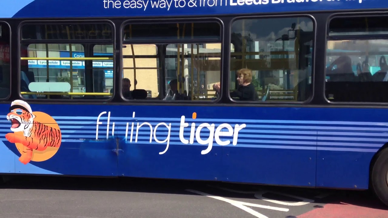 Flying tiger DAF Cadet leaving Leeds city bus station - YouTube