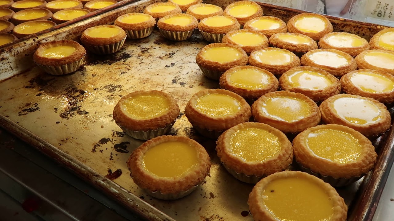 酥皮蛋撻 香港 Egg Tarts in Puff Pastry Hong Kong Custard Puff Pastry Dessert ...