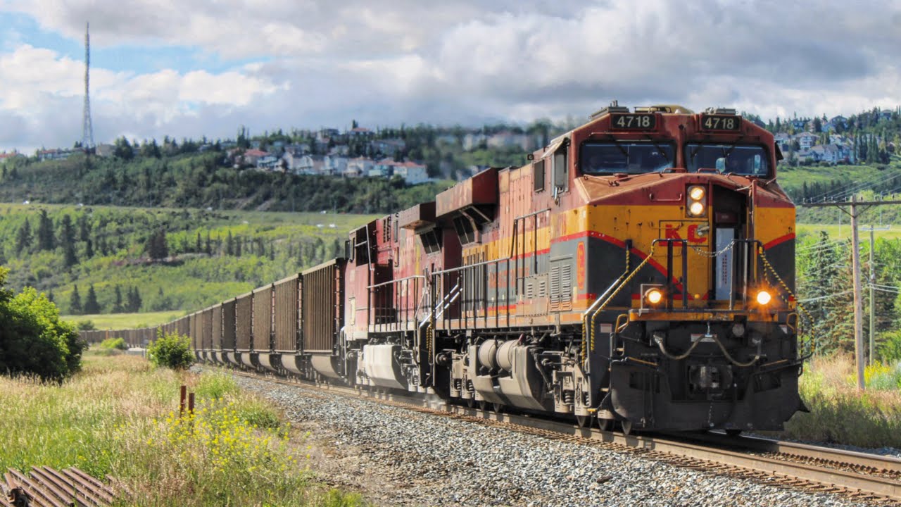 RARE! KCSM 4718 leads CP Sulphur train Westbound at Brickburn on the Laggan subdivision. - YouTube