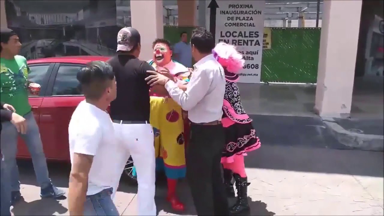 Pelea de payasos - YouTube