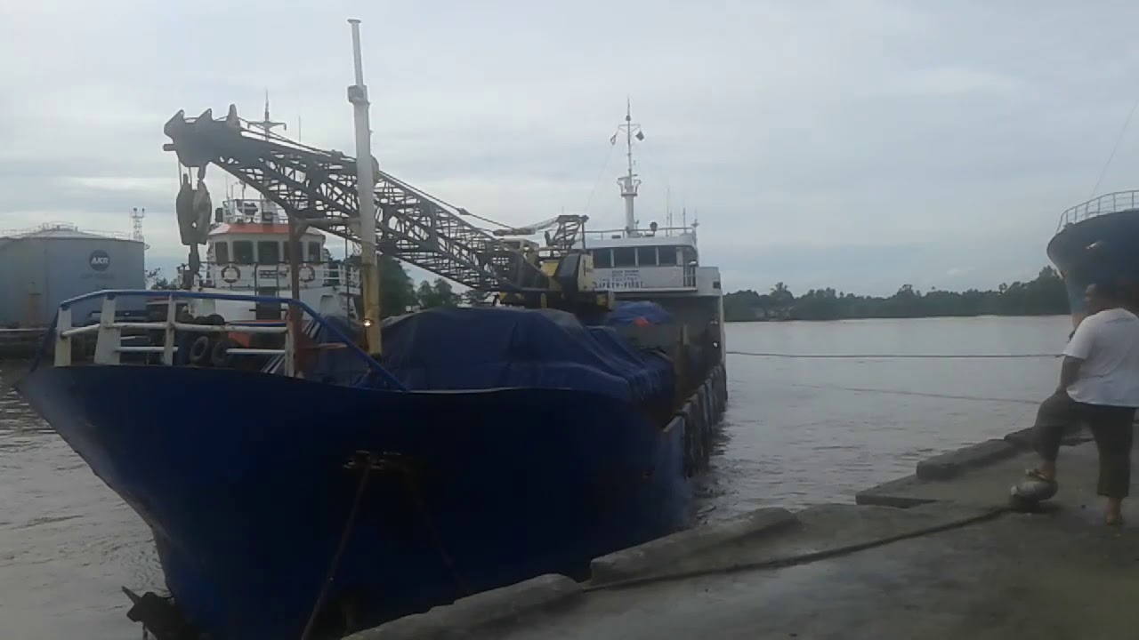 Proses sandar Kapal cargo kandas di Dermaga - YouTube
