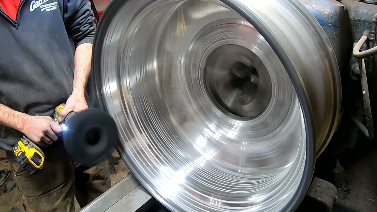 Polishing aluminum rim on my lathe - YouTube