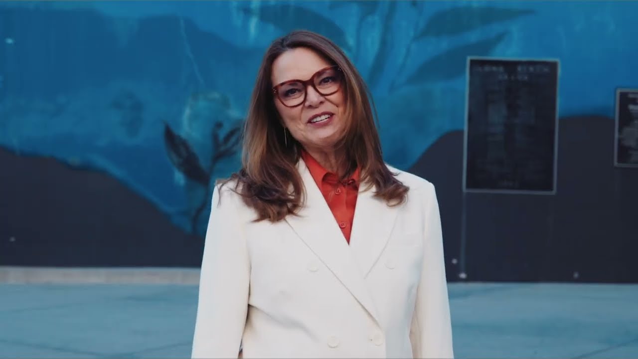 How Old Is Carol Huston