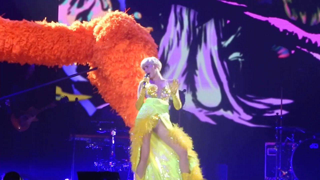 FU (live) - Miley Cyrus - BANGERZ TOUR Lyon - 24/5/14 (HQ) - YouTube