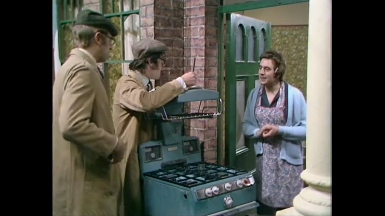 Monty Python - La nueva cocina de gas (V.O. subtitulada español) - YouTube
