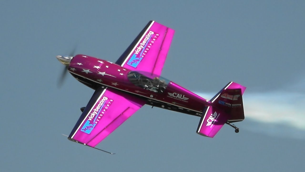 Vicky Benzing Extra 300 Aerobatic demo - Oshkosh 2018 - Sunday - YouTube