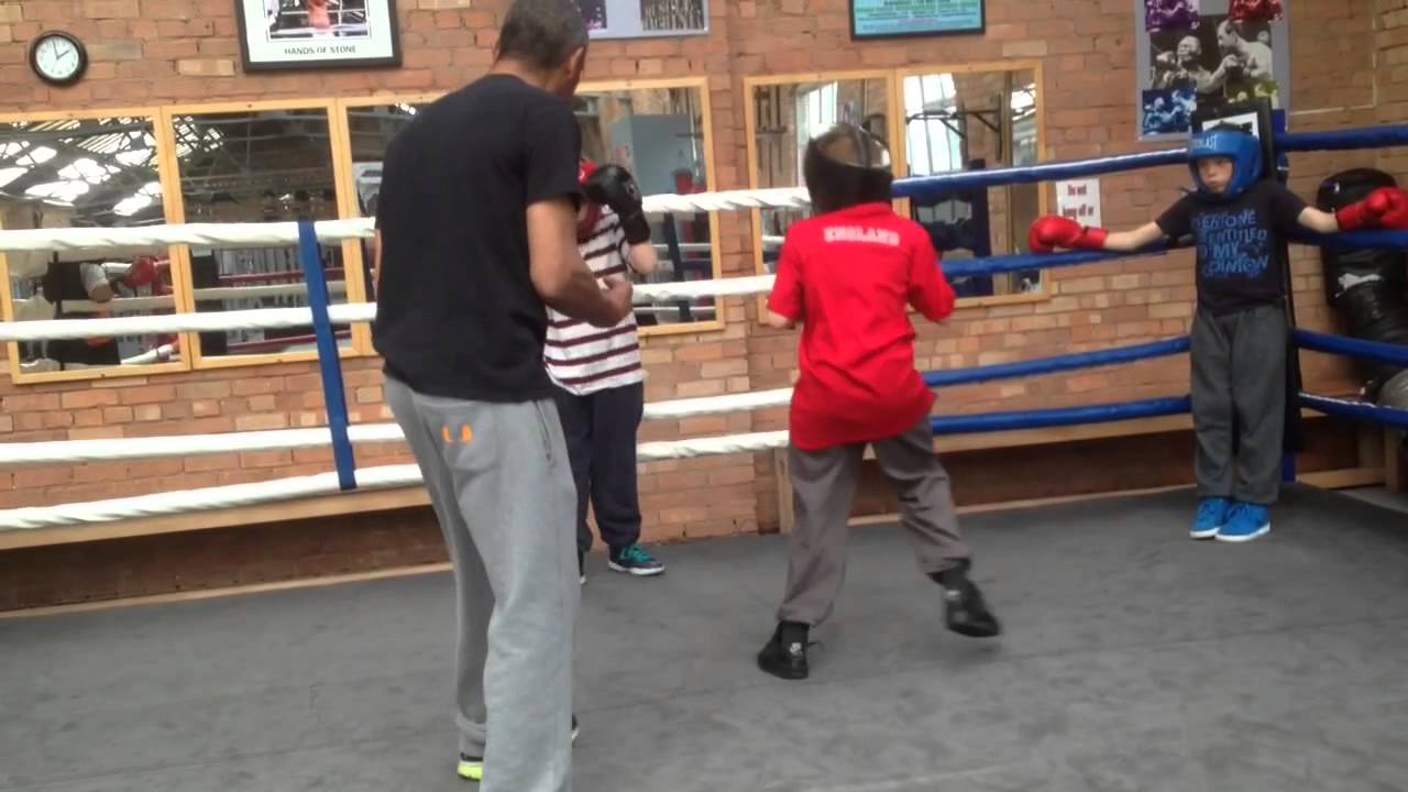 Sparring at the Muscle Machine 2 - YouTube