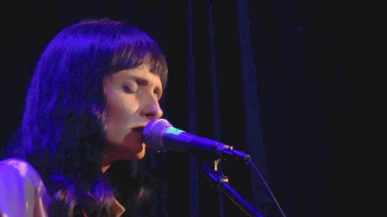 "Perfect" - Amy Vee (Live Alanis Morissette cover) - YouTube