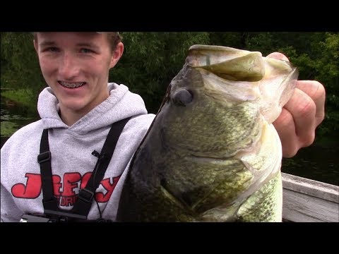 CATCHING A BIG BASS OFF OF A DOCK - YouTube