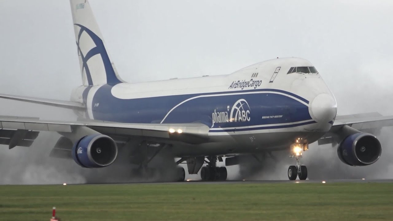 AMAZING REVERSE THRUST Boeing 747-400F At Schiphol | Schiphol Airport ...