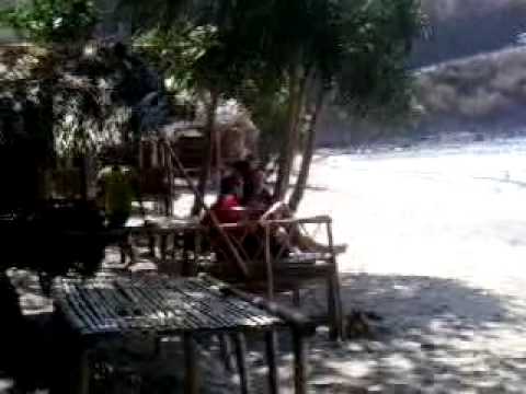 Suasana sepanjang Pantai Nipah Lombok Utara ada bule lagi setengah bugil telanjang dan kelapa 2014 1