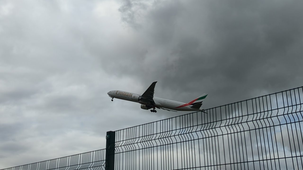 Emirates Boeing 777-31H(ER) - Flight EK36 departing Newcastle Int'l ...