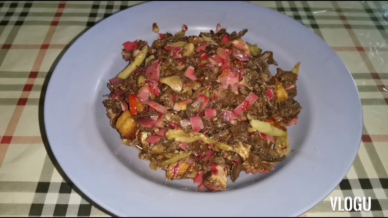 Tumis sayur kodop lada putih ikan masin.. Memang sedap masakan kampung ...