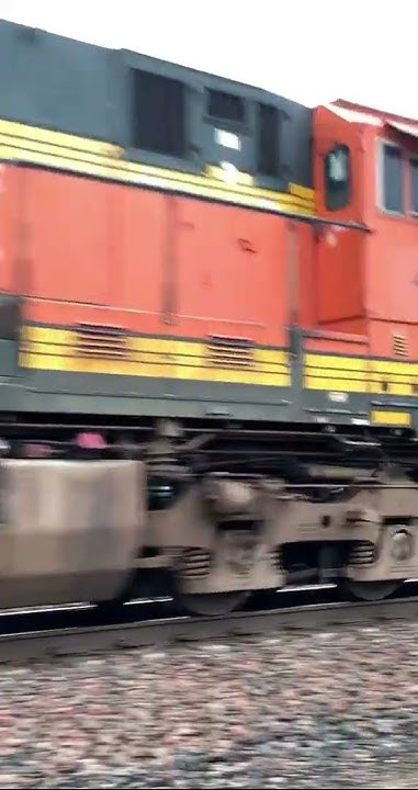 KCS ex-BNSF Dash 9 trails on the S-CLOLPC! - YouTube