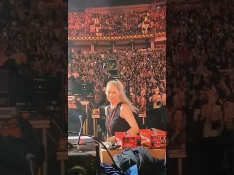 Enrique singing to his wife Anna, hand in hand 🥰😍 #EnriqueIglesias #AnnaKournikova Анна Курникова