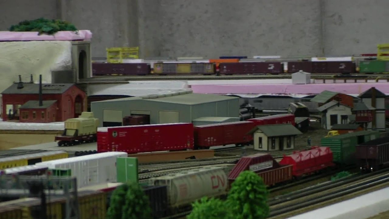 Athearn Conrail SD70MAC's 4132 and 4136 Pull Roadrailer - YouTube