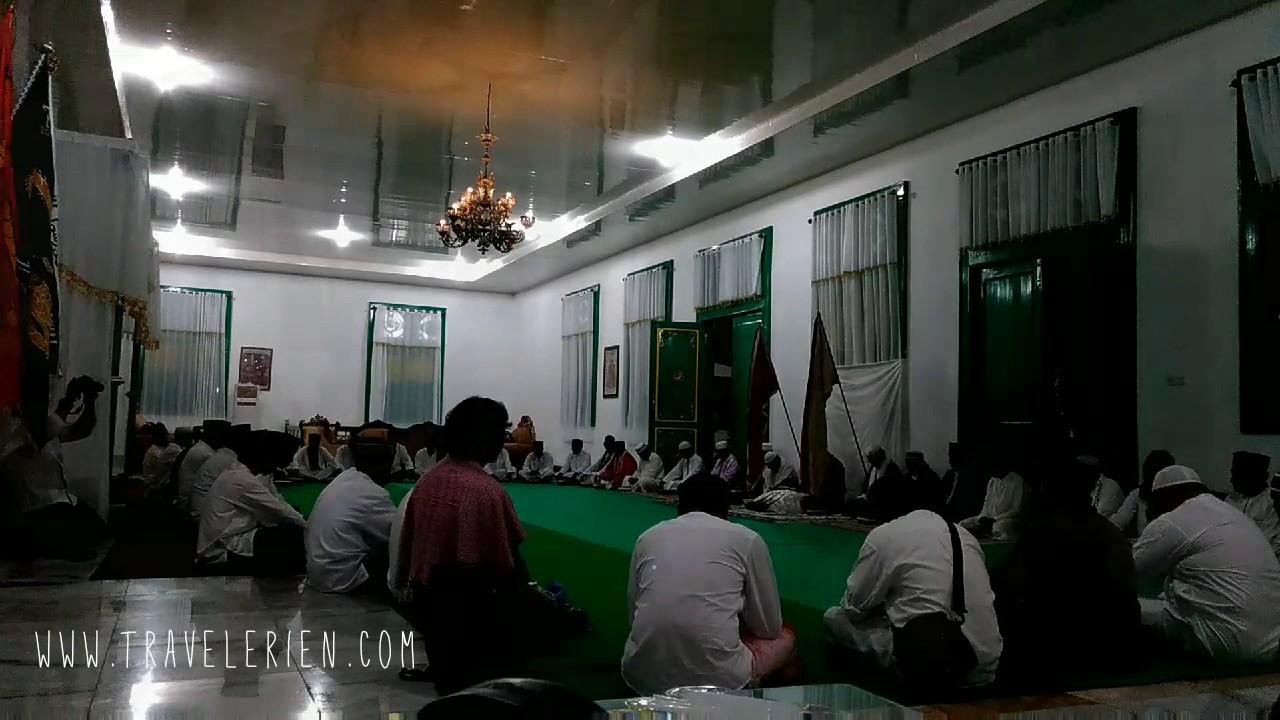 Ritual Ratib Taji Besi di Tidore - YouTube