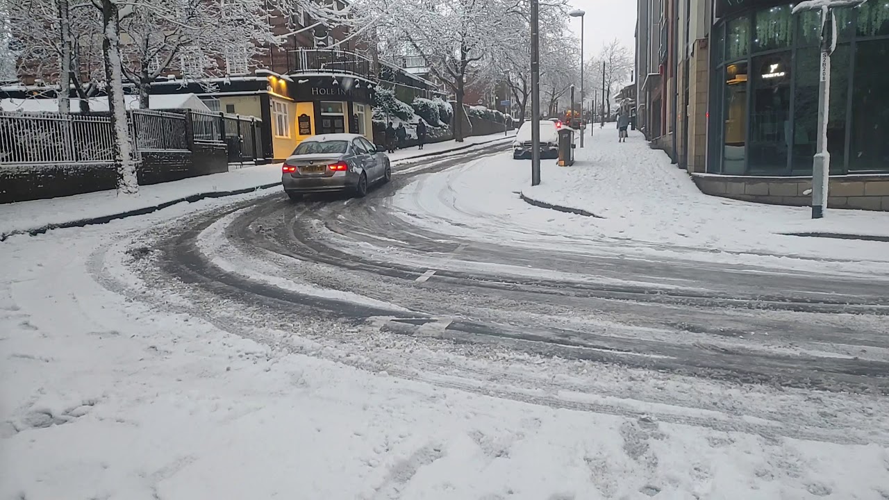 CARS SLIDING ON ROAD || CARS STUCK IN SNOW || FIRST SNOWFALL IN 2021 ...