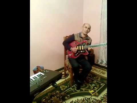 Asif gitara evde mesq ederken