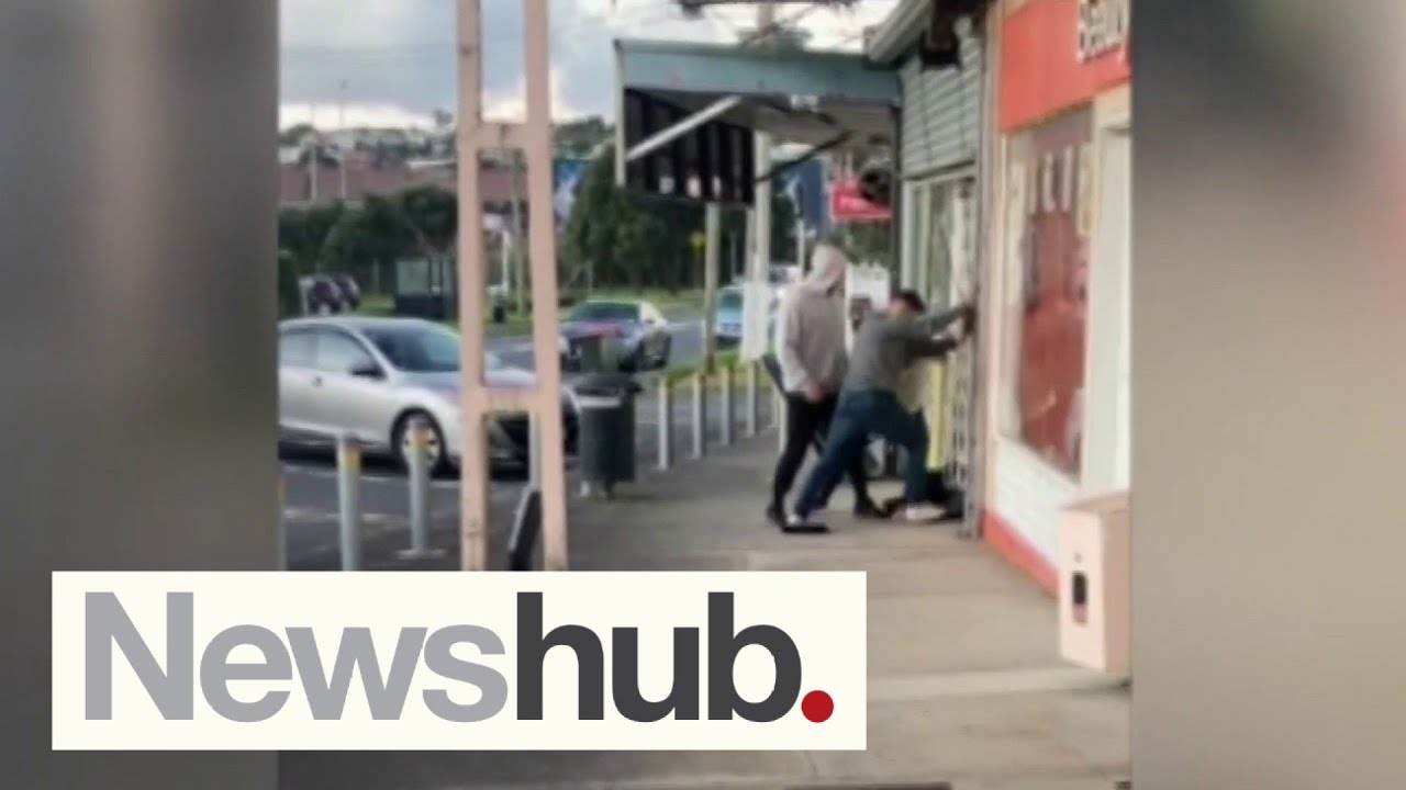 Robbery gone wrong: Dramatic moment suspect gets locked inside liquor store | Newshub - YouTube