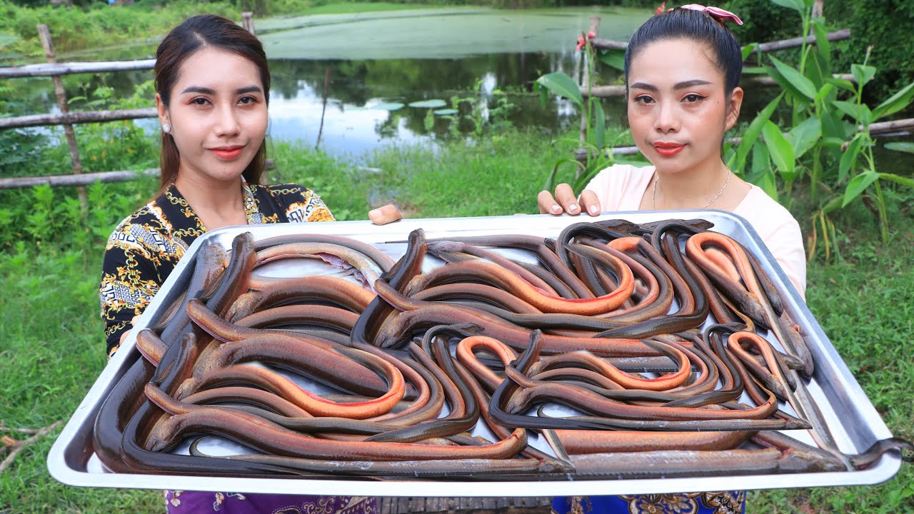 Yummy cooking eels soup with chili recipe - YouTube