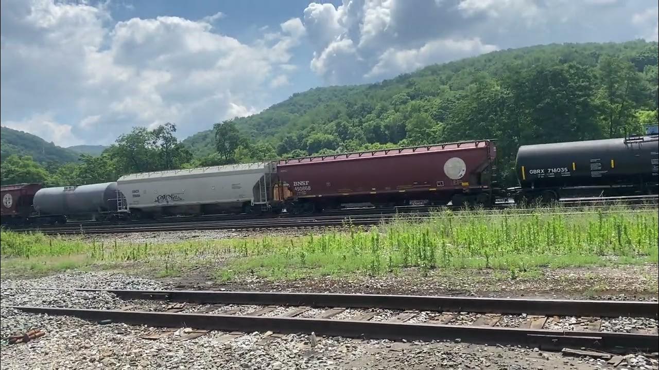 Caught this awesome lash up Virginian 1069,fx 3985,central of maine 3988,fx 3983,fx 3968, fx ...