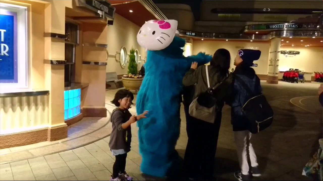 USJ 2016/11 クッキーモンスター エントランス - YouTube