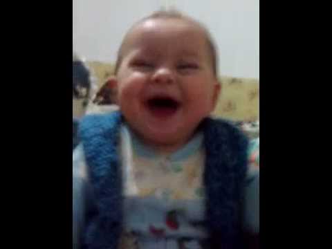 Hapşırma sesini duyunca gülen bebek