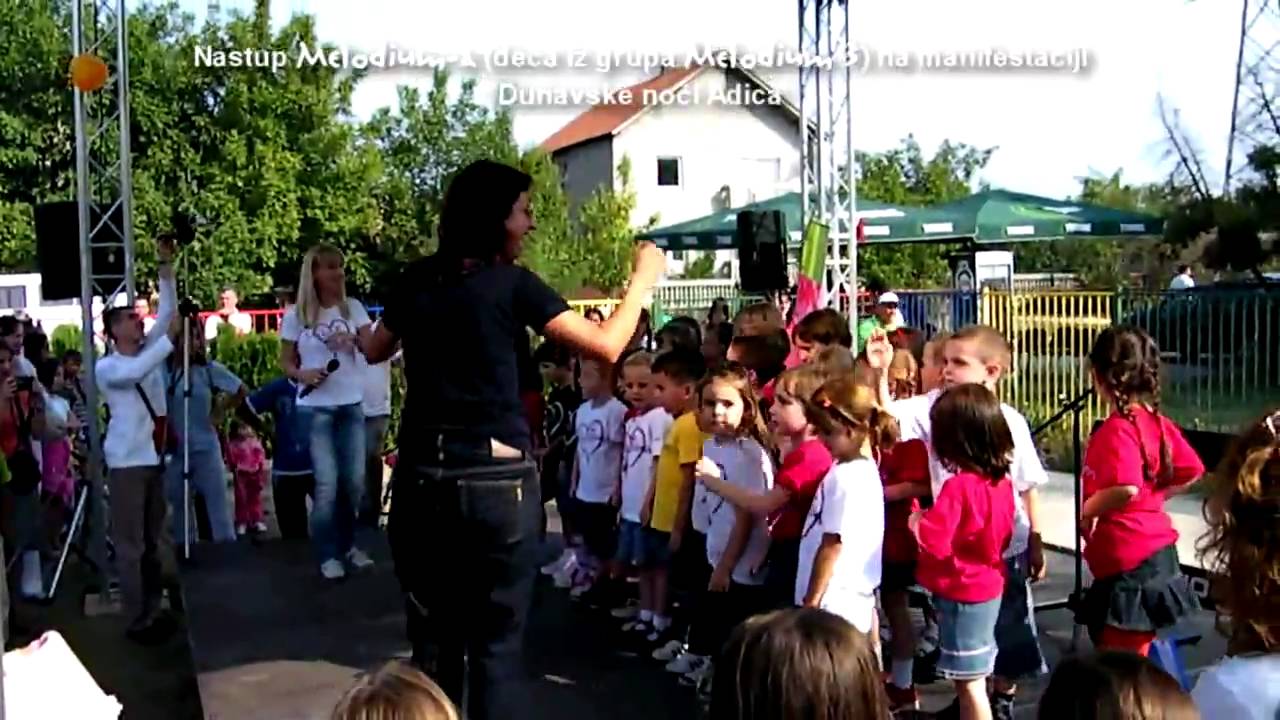 "Ide prva kamila", nastup učenika Melodium-a na manifestaciji "Dunavske noci Adica" - YouTube