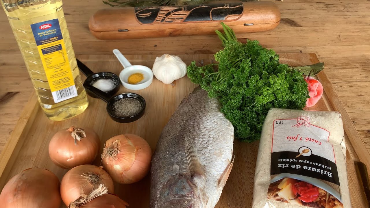 Poisson sosso sauté aux oignons avec sa brisure de riz le goût ci hein😋 ...