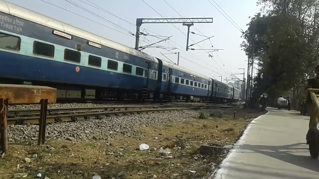 12716 ASR-NED "Sachkhand Express" (Old I.C.F. Coaches) departing from ...