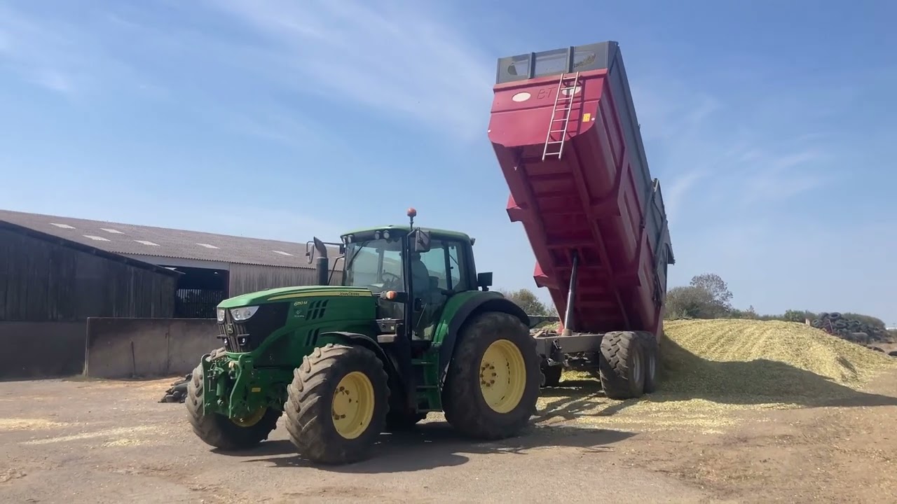 Ensilage 2022 , chantier avec une ensileuse Claas et tracteur Massey ...