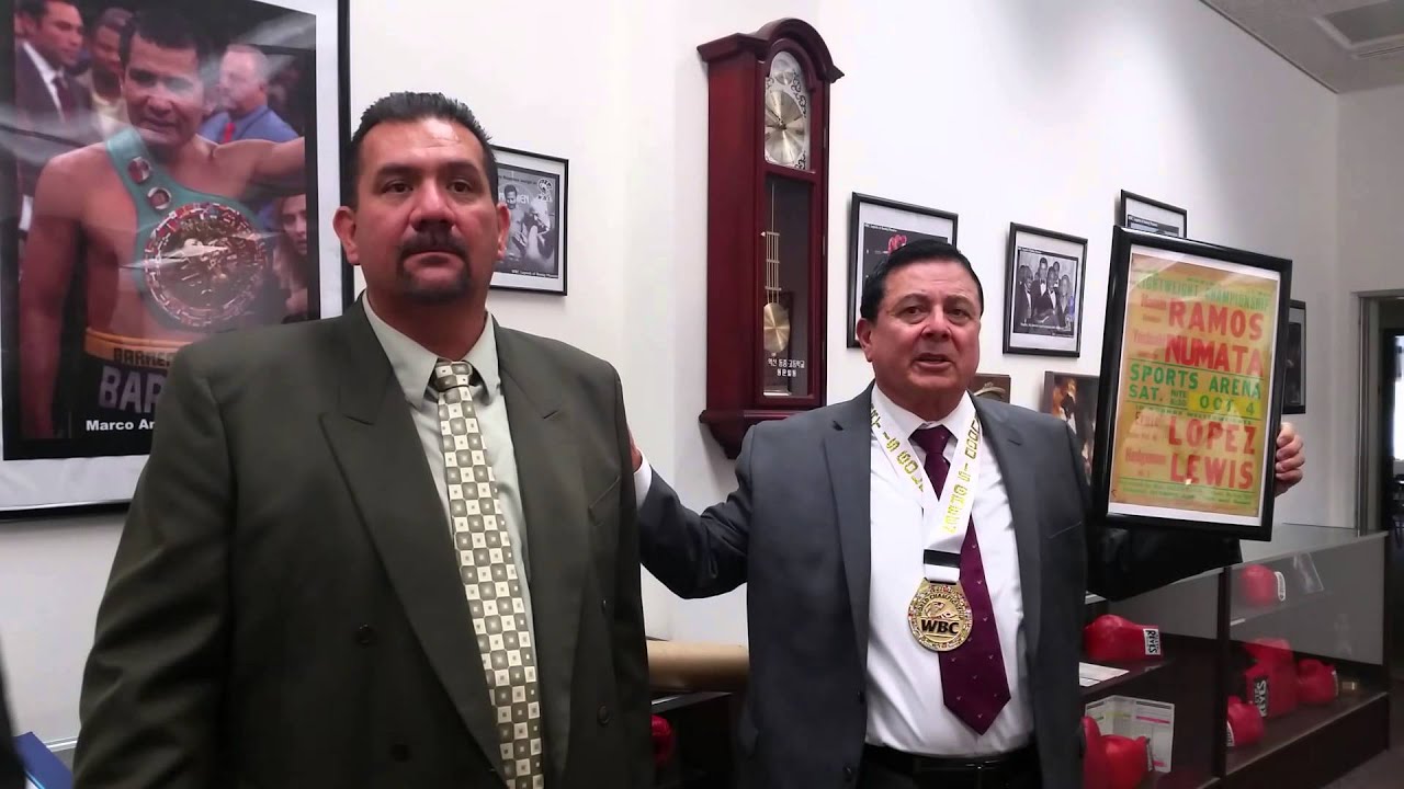 David Martinez gifts WBC Legends Of Boxing Museum - YouTube