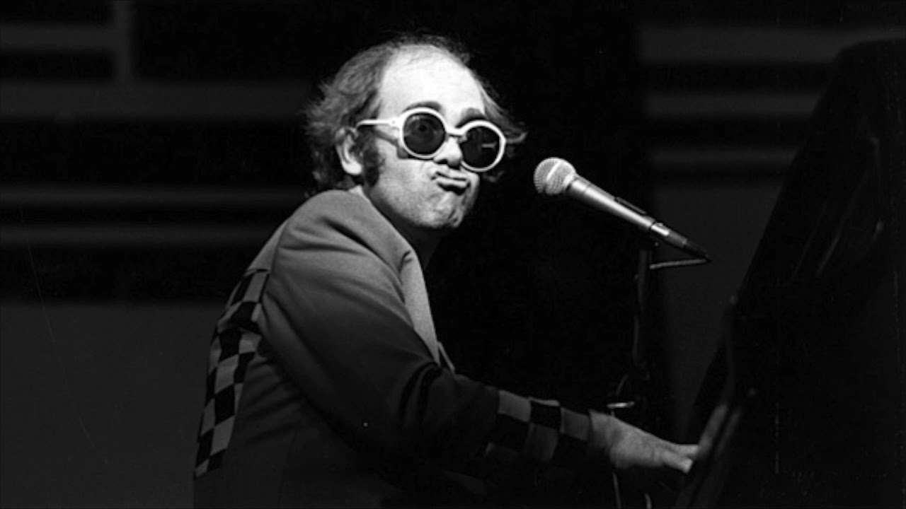 Elton John Tells a Funny Joke - YouTube