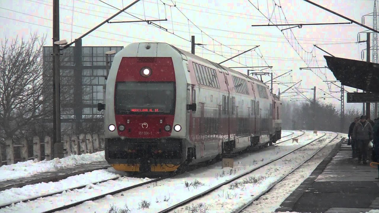 ZSSK 951.004 + 381.002 - Bratislava-Vinohrady - YouTube