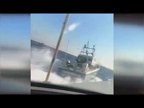 Türk balıkçıları taciz eden yunan sahil güvenlik botu kaçıyor.